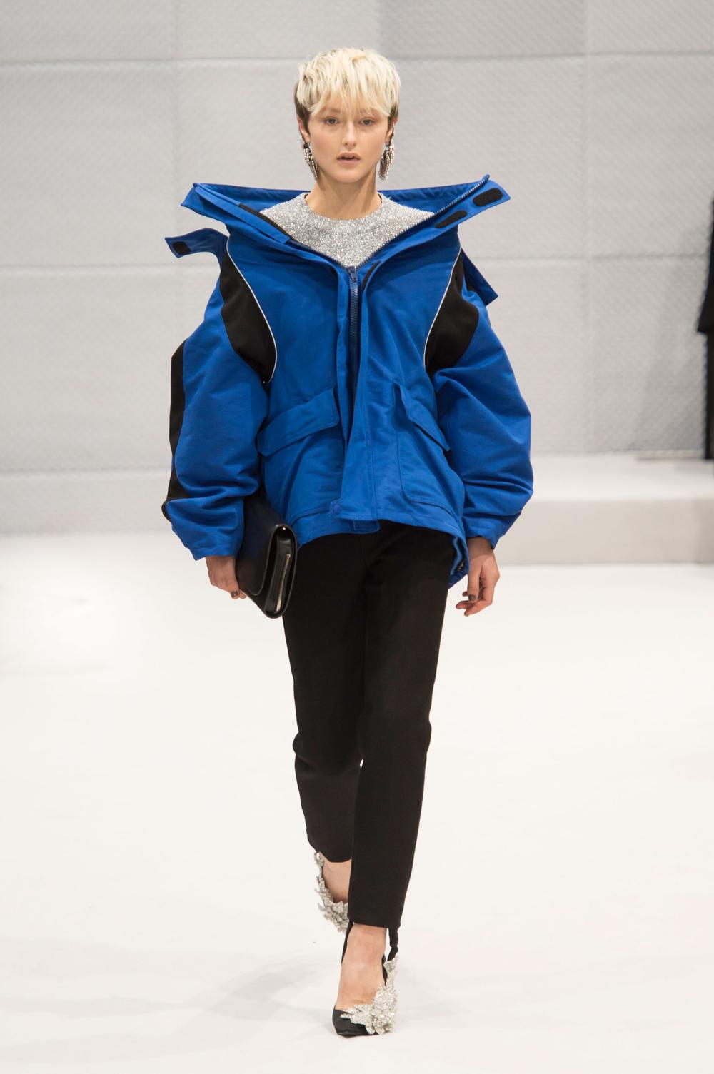 Défilé Balenciaga Automne-hiver 2016-2017 Prêt-à-porter