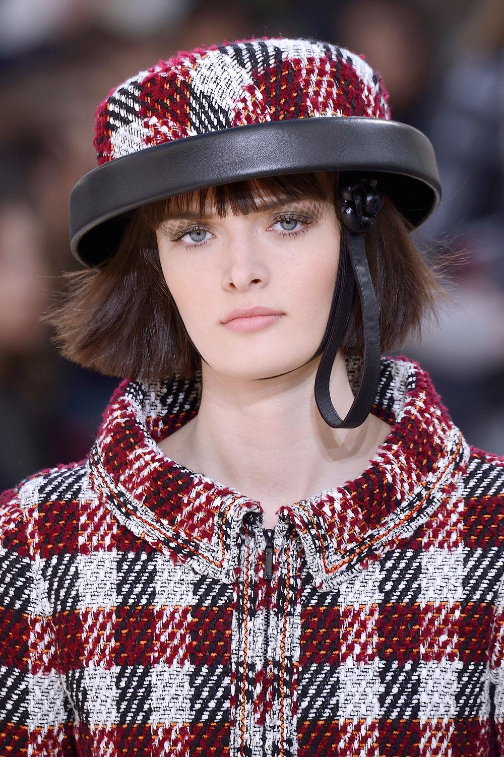 Des backstage au podium : les accessoires du défilé Chanel en vidéo