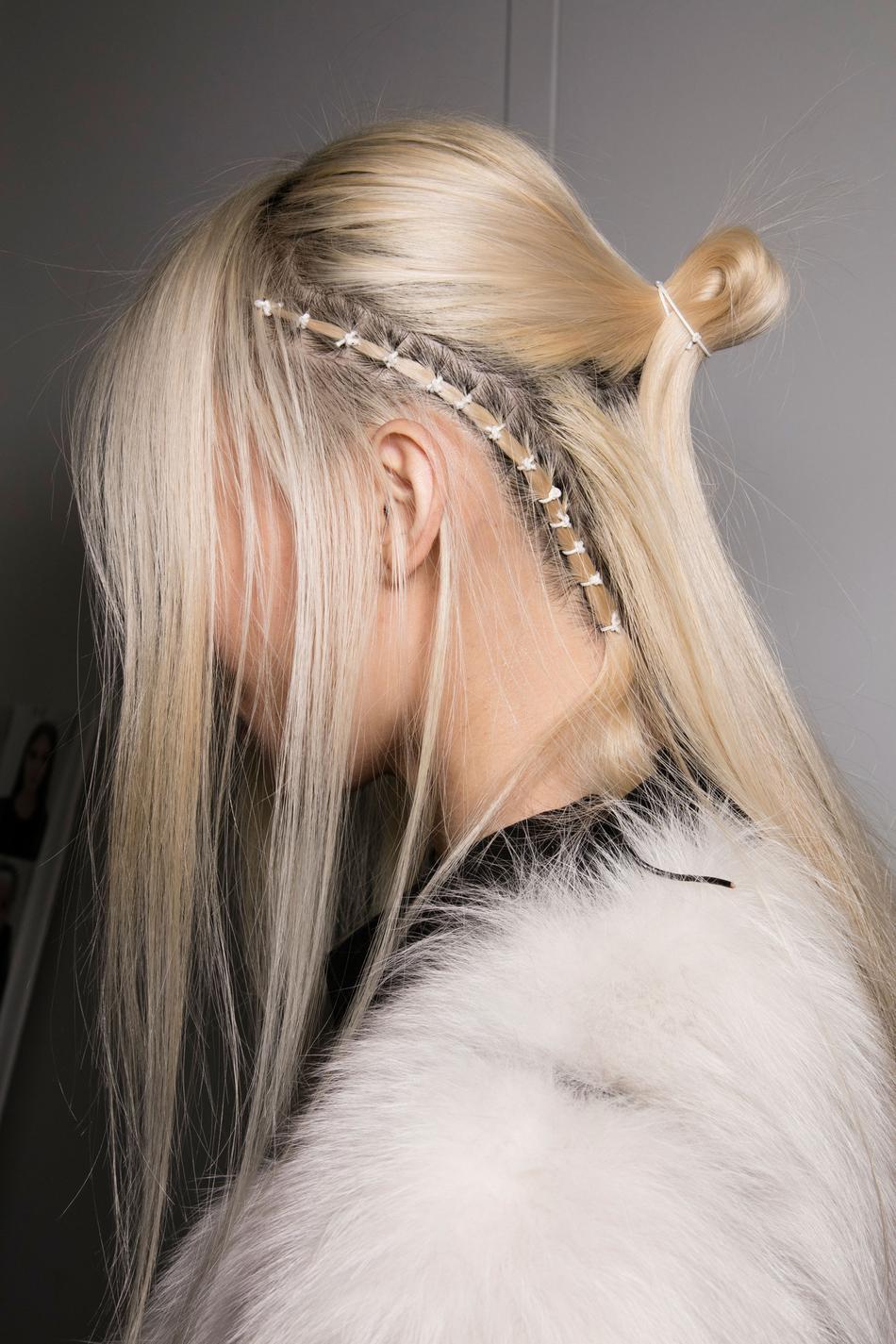 Vingt-cinq façons d'attacher ses cheveux repérées sur les podiums