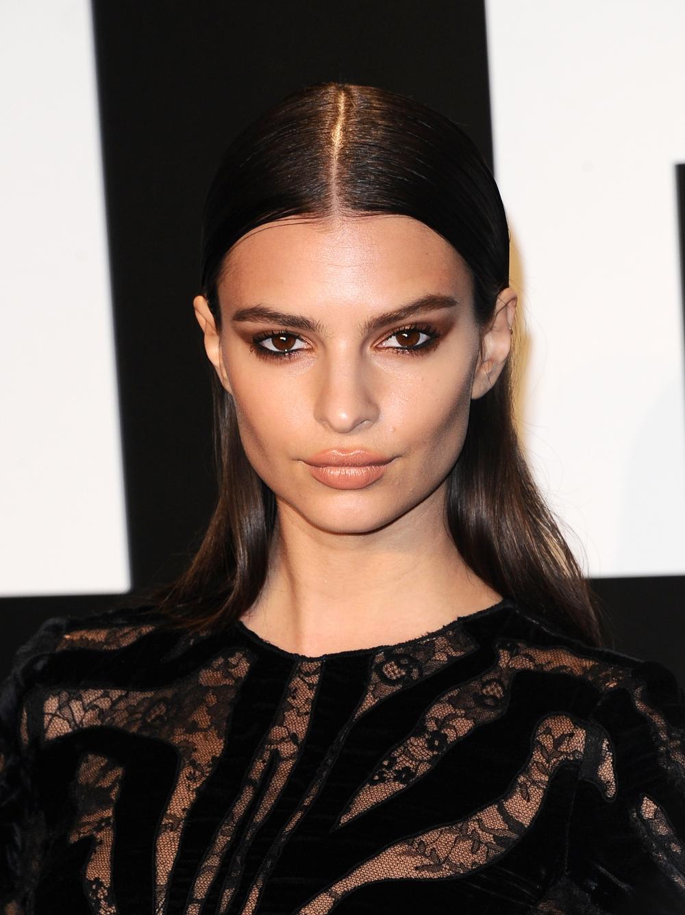 Vidéo : Emily Ratajkowski en lingerie dans les rues de New York pour DKNY