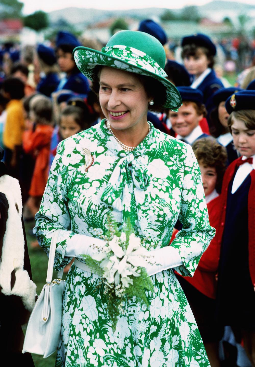 Elizabeth II dévoile ses plus belles robes au public
