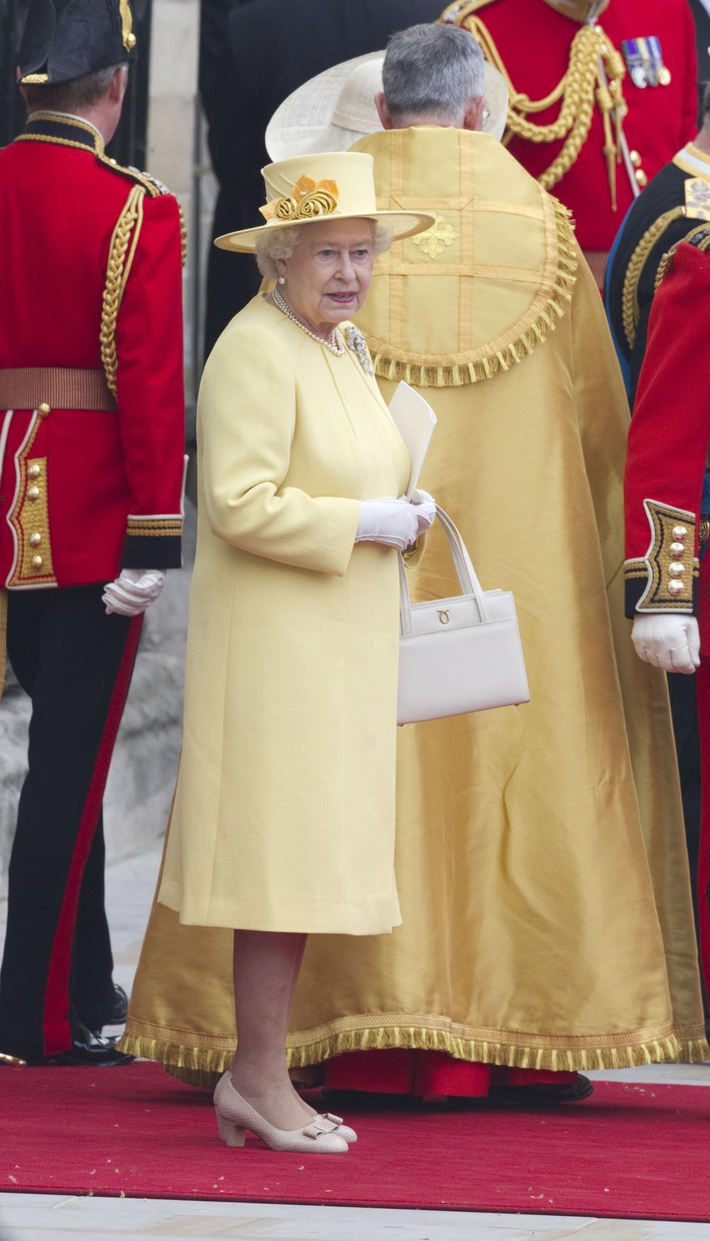 Elizabeth II dévoile ses plus belles robes au public