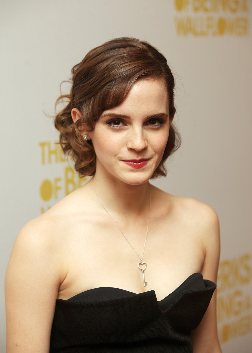 Boucles, coupe Twiggy et chignons : les plus belles coiffures d'Emma Watson