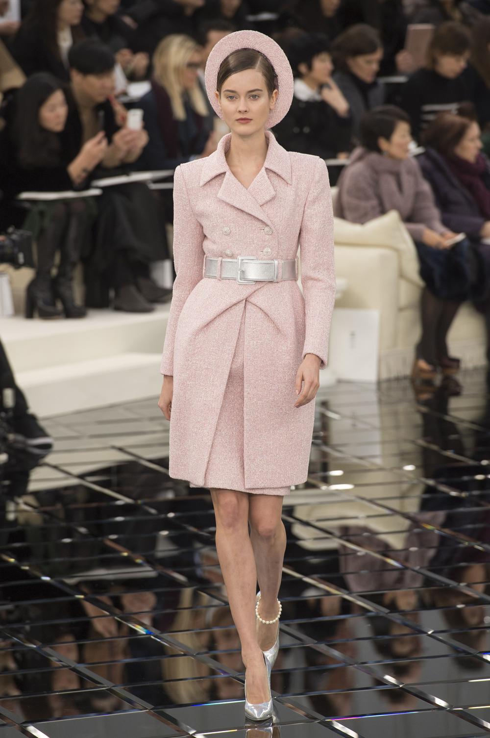 Chanel : dans les secrets de fabrication d'une robe haute couture