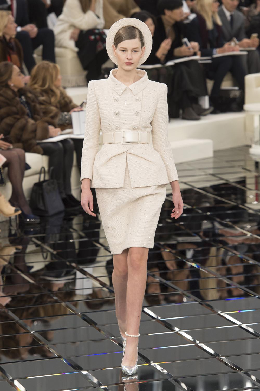 Chanel nous dévoile les secrets de confection d'une robe haute couture