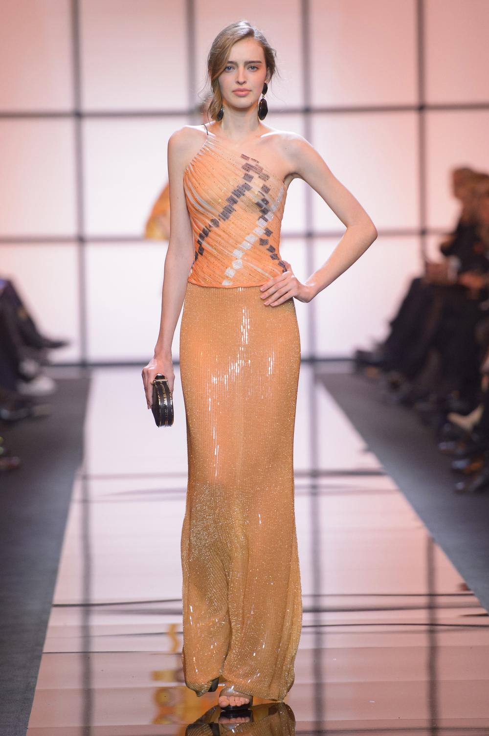 Les couleurs s'imposent avec force sur les défilés haute couture