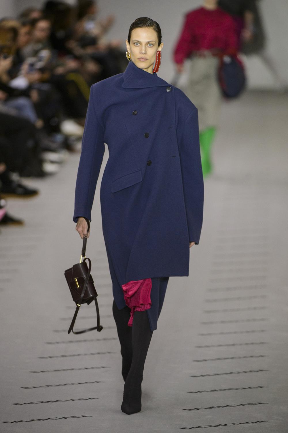 Défilé Balenciaga automne-hiver 2017-2018 : pose couture