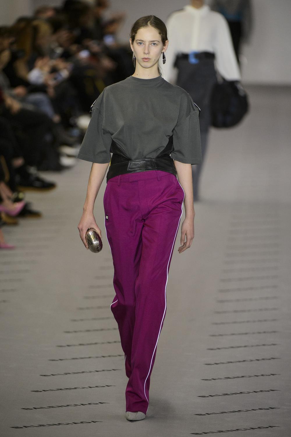 Défilé Balenciaga automne-hiver 2017-2018 : pose couture