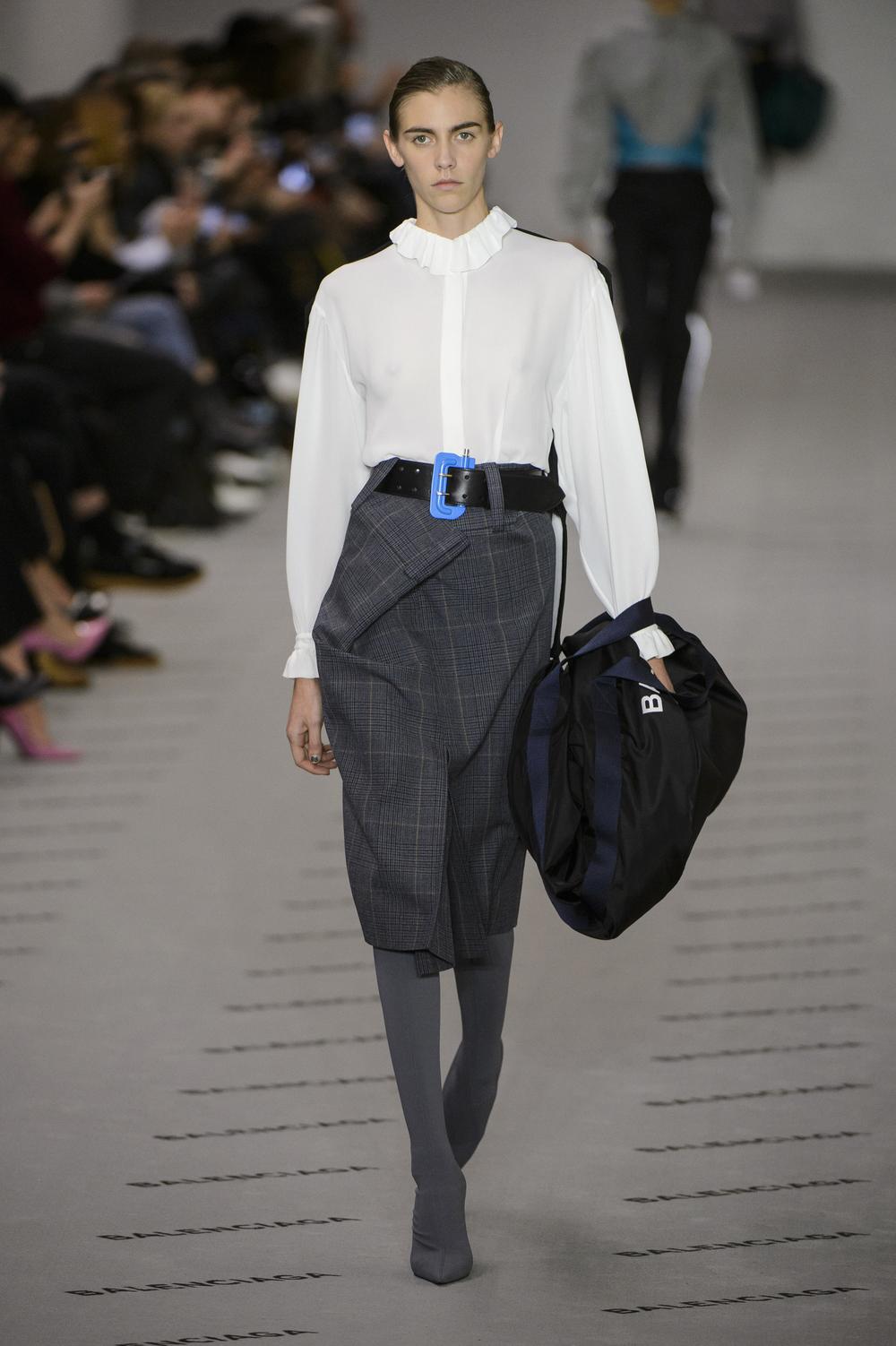 Défilé Balenciaga automne-hiver 2017-2018 : pose couture