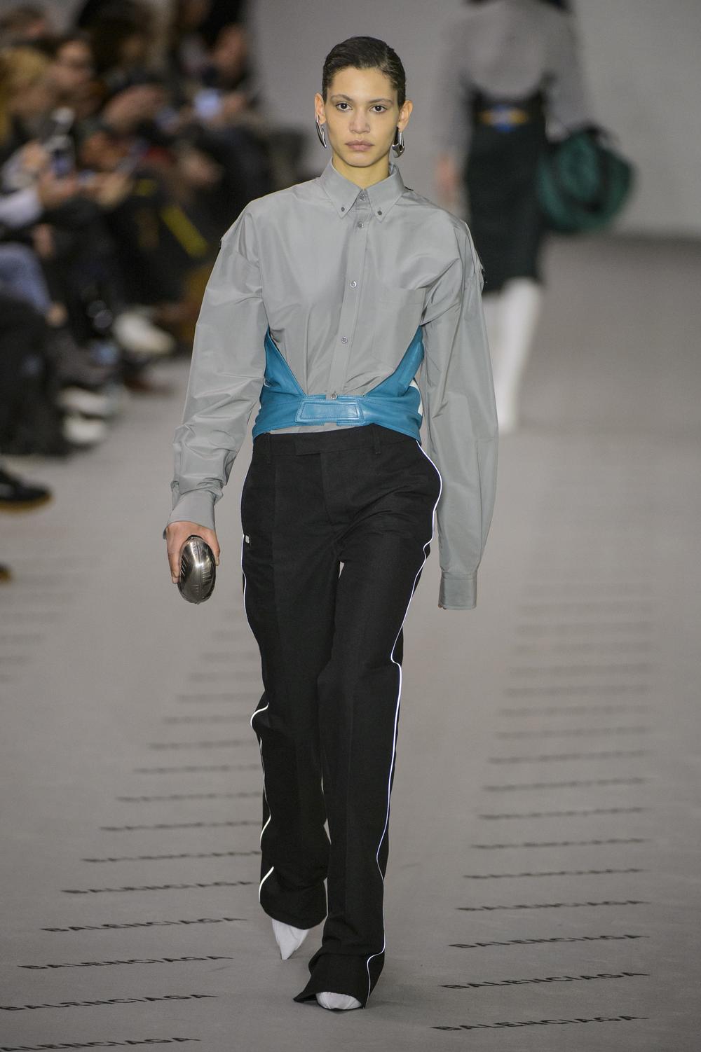 Défilé Balenciaga automne-hiver 2017-2018 : pose couture