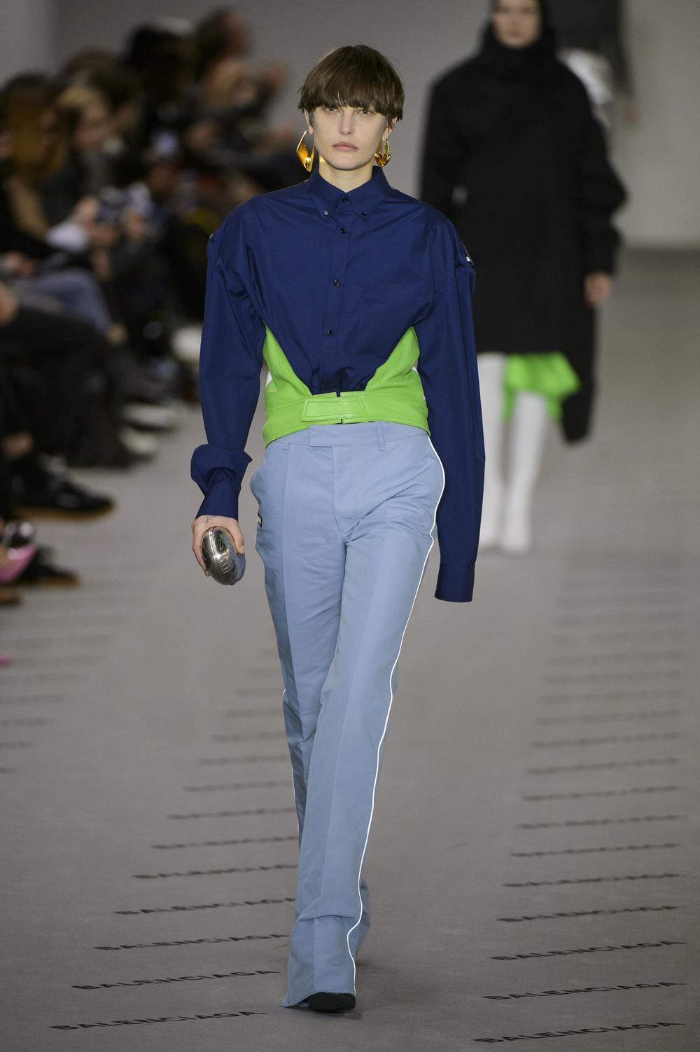 Défilé Balenciaga automne-hiver 2017-2018 : pose couture