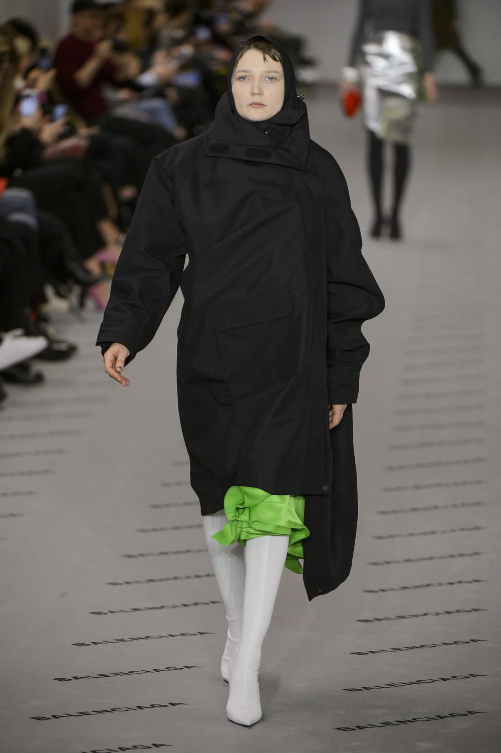Défilé Balenciaga automne-hiver 2017-2018 : pose couture