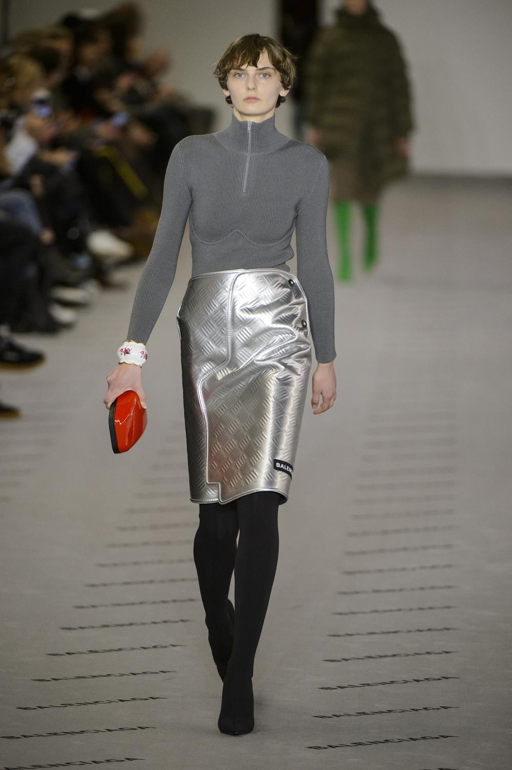 Défilé Balenciaga automne-hiver 2017-2018 : pose couture