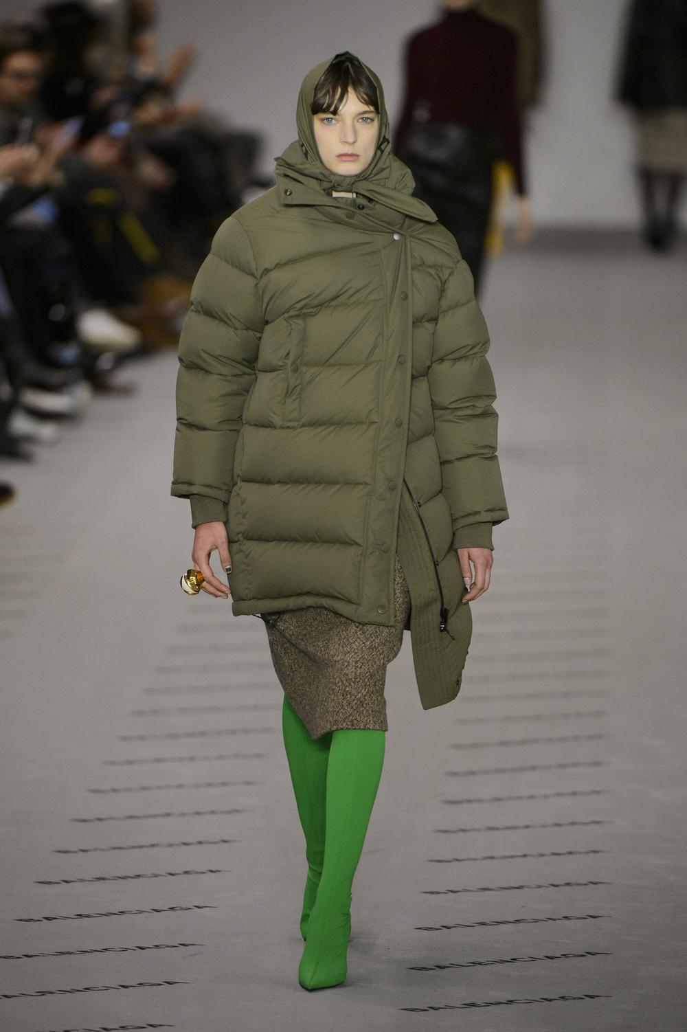 Défilé Balenciaga automne-hiver 2017-2018 : pose couture