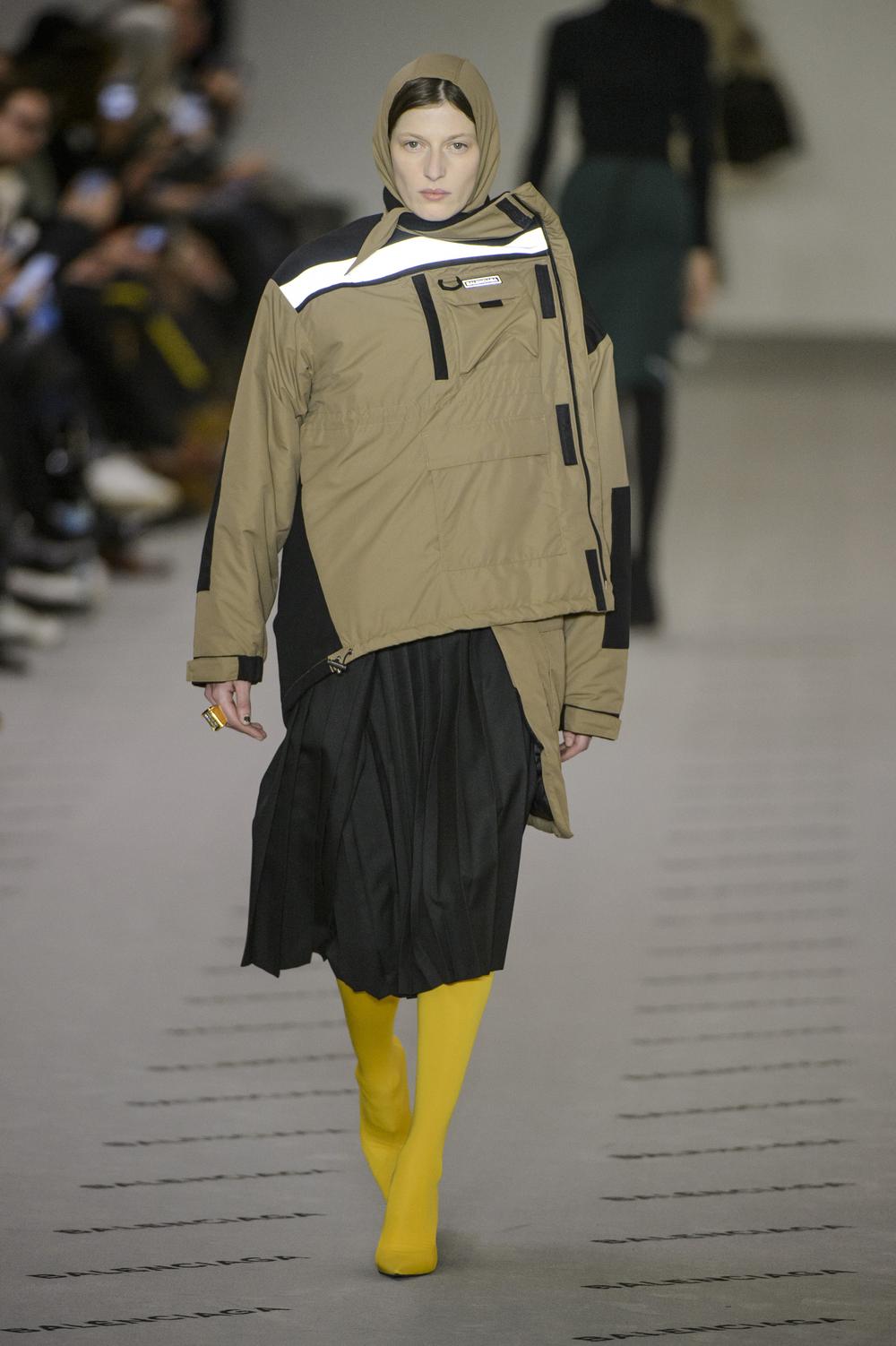 Défilé Balenciaga automne-hiver 2017-2018 : pose couture