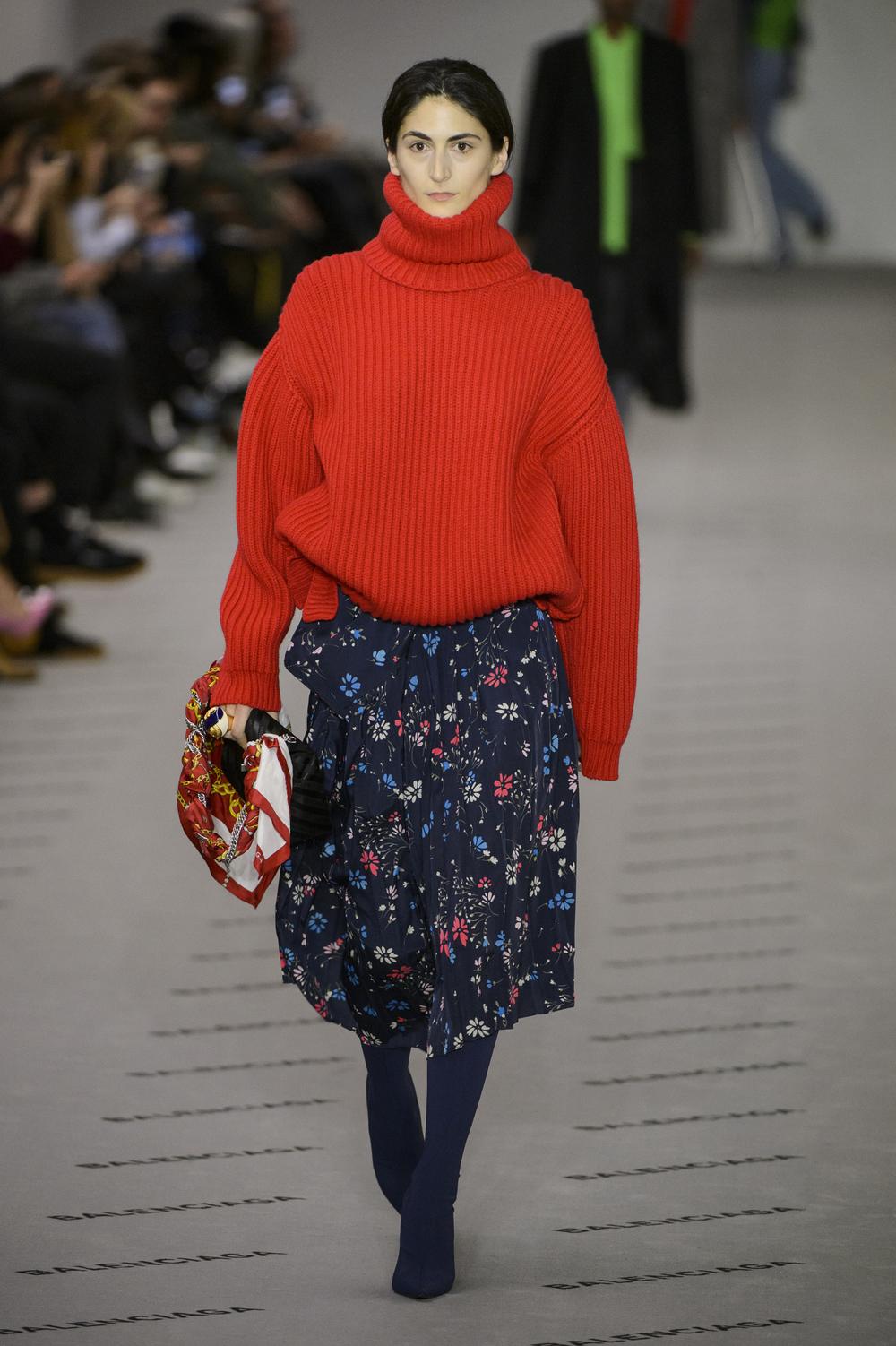 Défilé Balenciaga automne-hiver 2017-2018 : pose couture