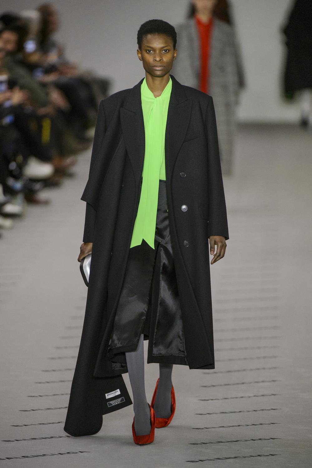 Défilé Balenciaga automne-hiver 2017-2018 : pose couture