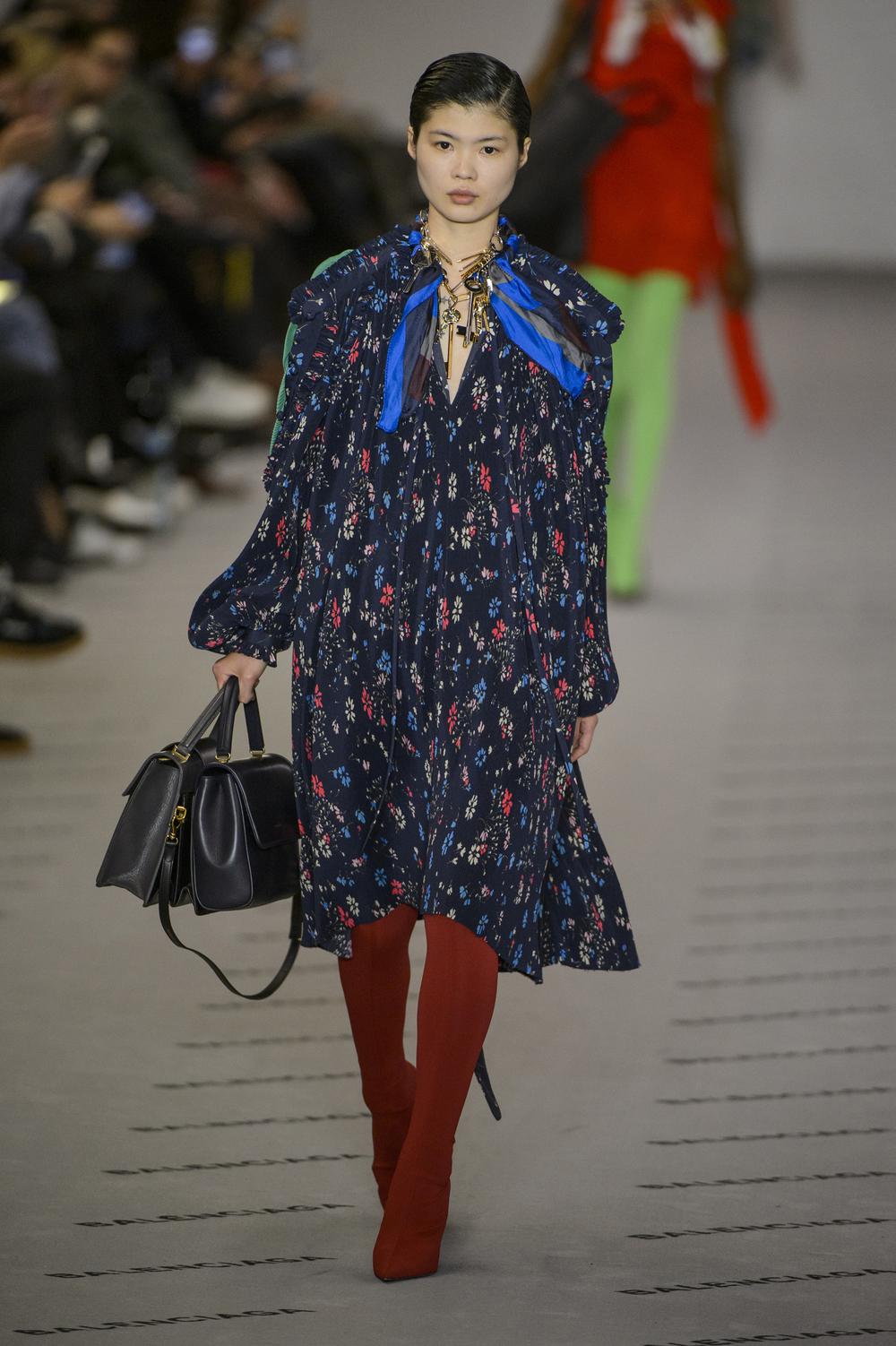 Défilé Balenciaga automne-hiver 2017-2018 : pose couture