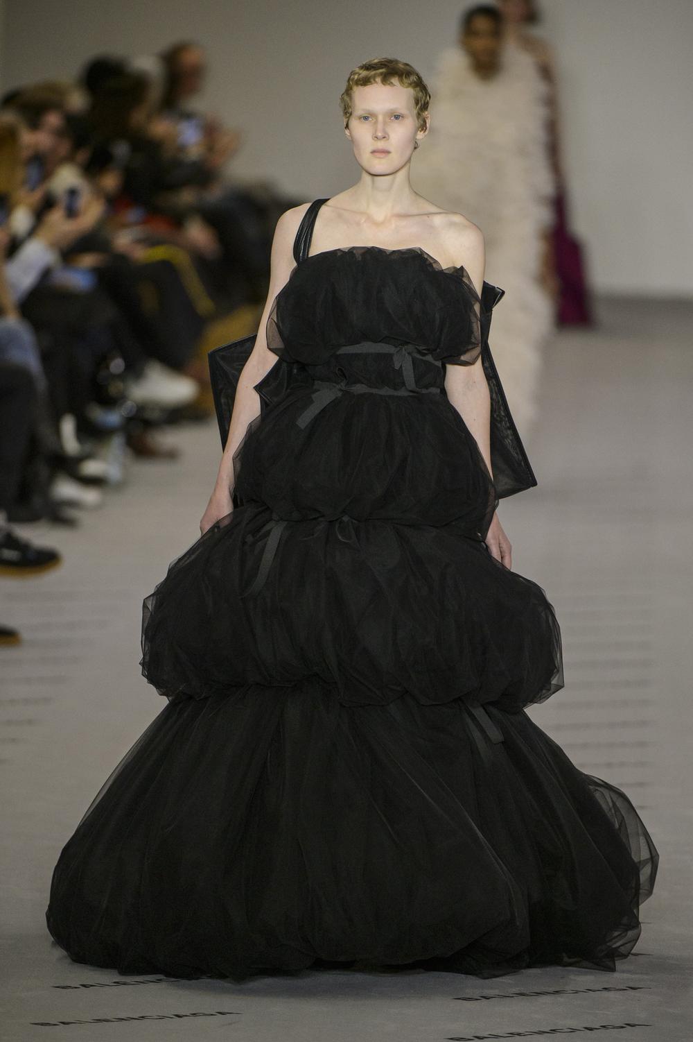 Défilé Balenciaga automne-hiver 2017-2018 : pose couture