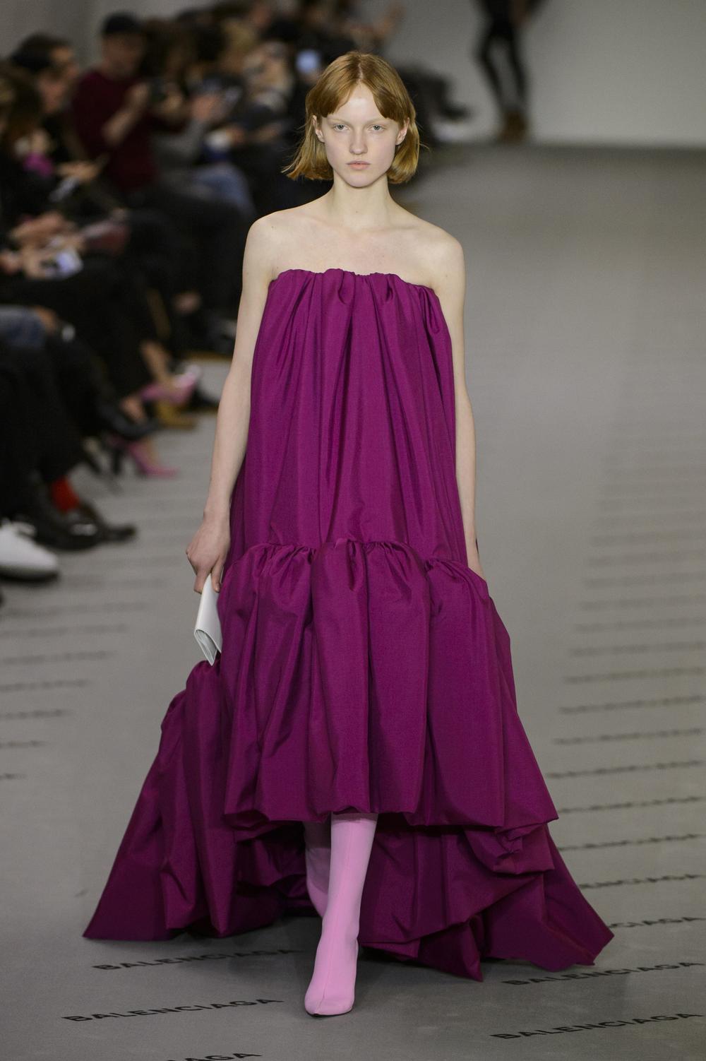 Défilé Balenciaga automne-hiver 2017-2018 : pose couture