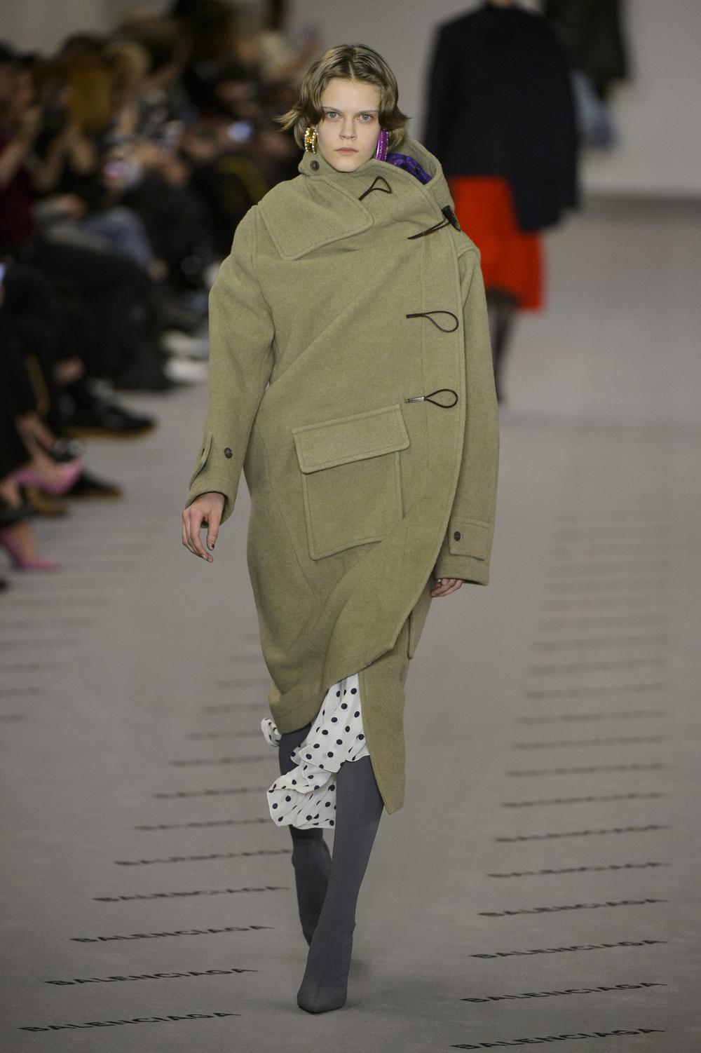 Défilé Balenciaga automne-hiver 2017-2018 : pose couture