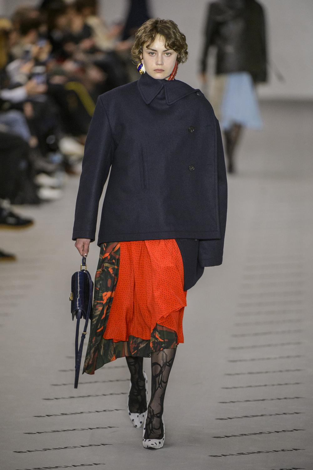 Défilé Balenciaga automne-hiver 2017-2018 : pose couture