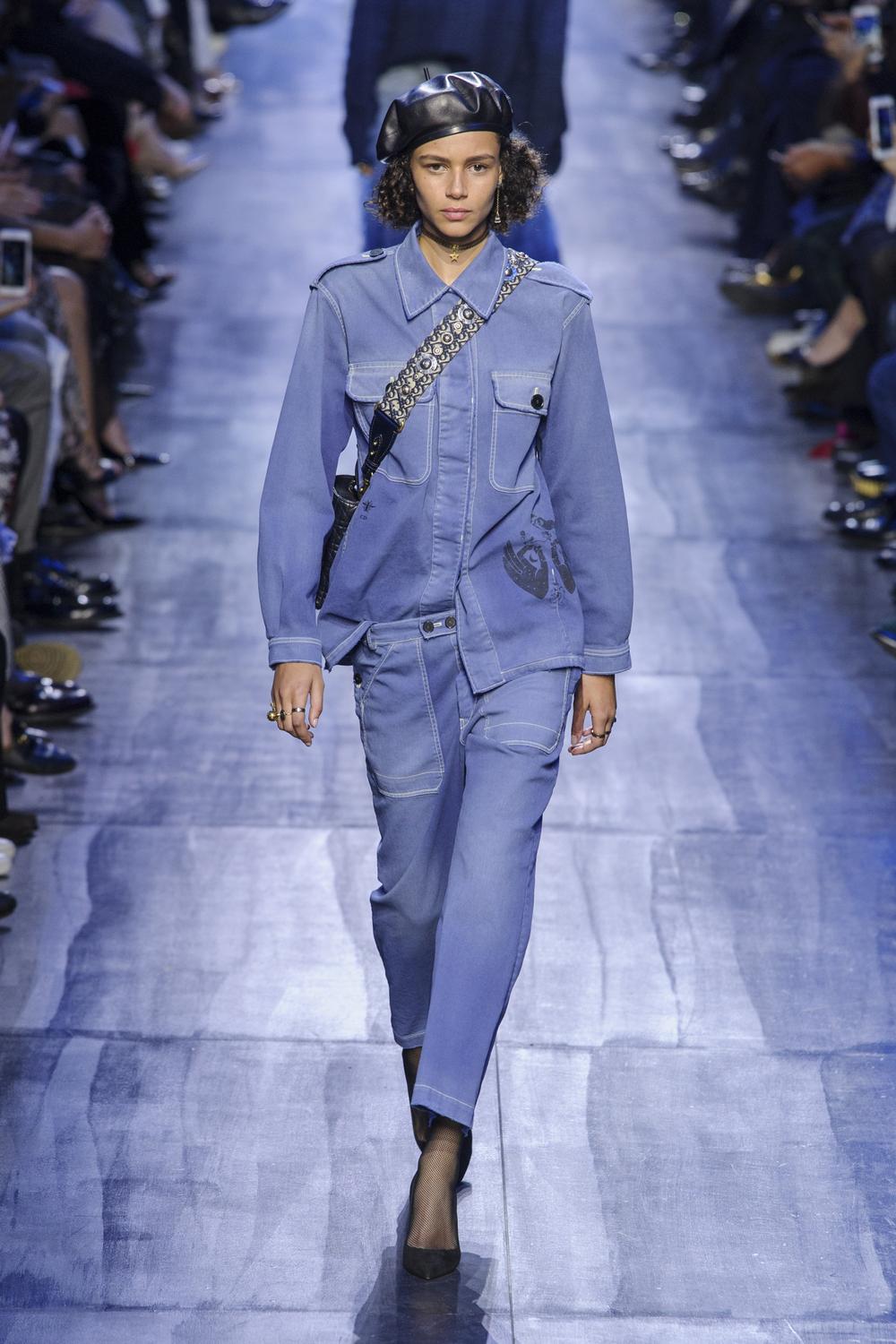 Défilé Dior automne-hiver 2017-2018 : symphonie en bleu