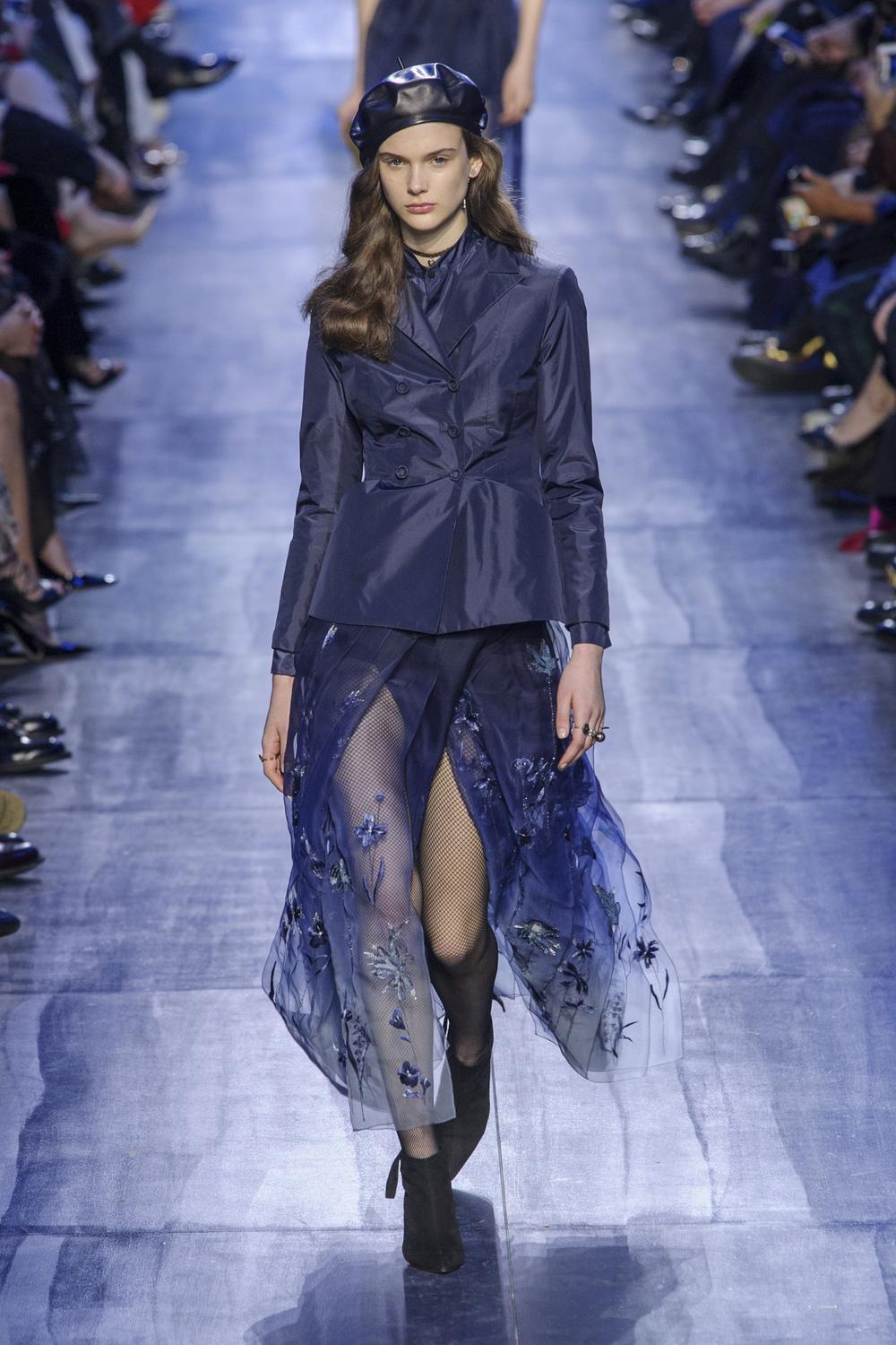Défilé Dior automne-hiver 2017-2018 : symphonie en bleu