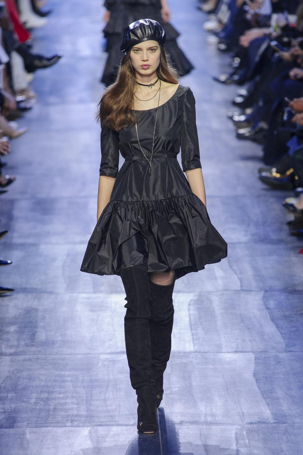 Défilé Dior automne-hiver 2017-2018 : symphonie en bleu