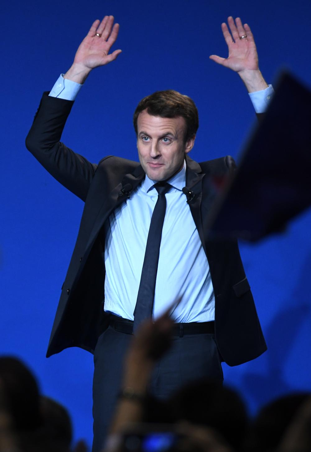 "C'est Brigitte qui vient choisir les costumes" : dans les coulisses du ...