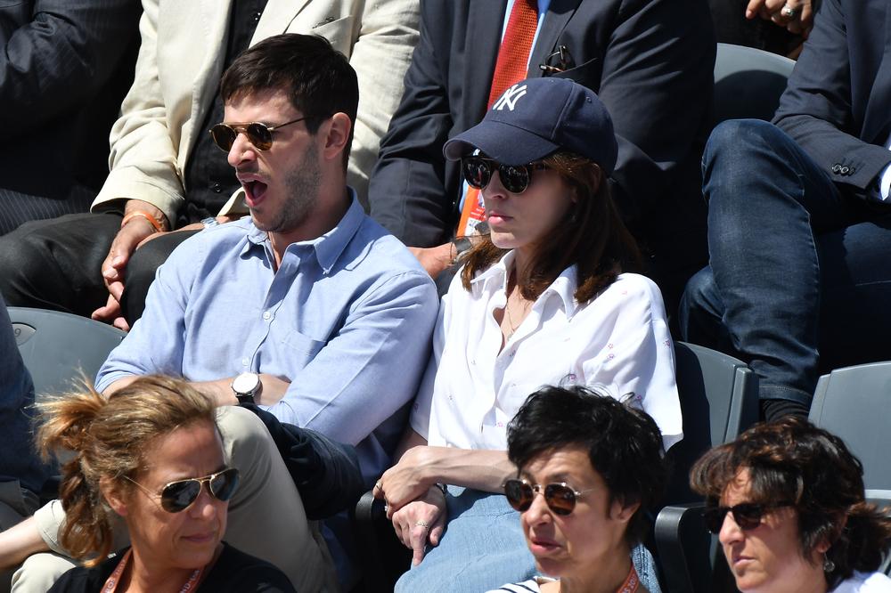 Les people à Roland-Garros : entre bâillements et baisers