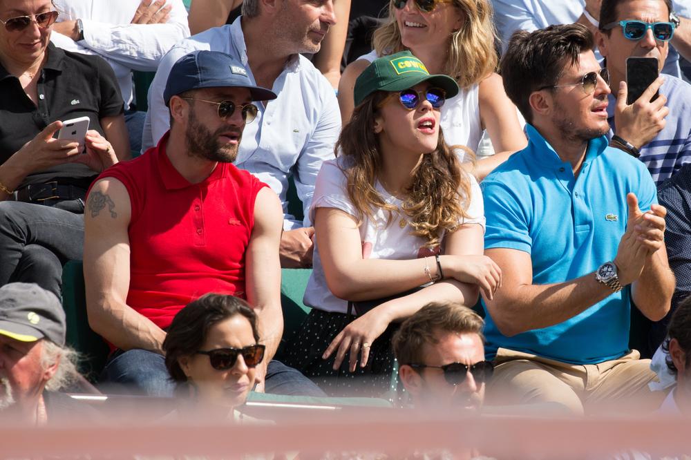 Les people à Roland-Garros : entre bâillements et baisers