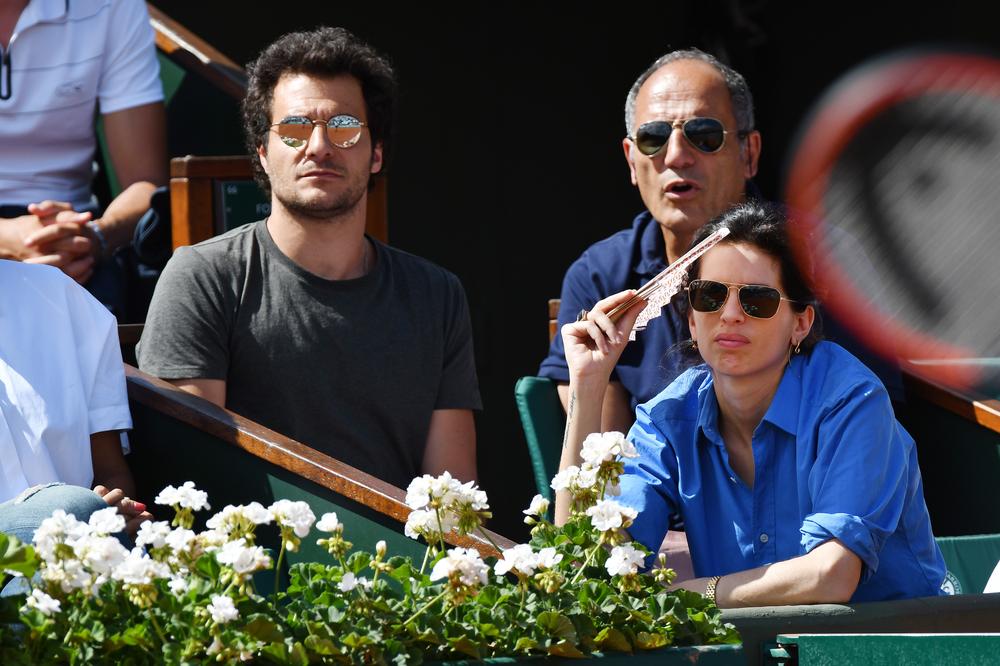 Les people à Roland-Garros : entre bâillements et baisers