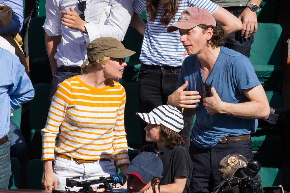 Les people à Roland-Garros : entre bâillements et baisers