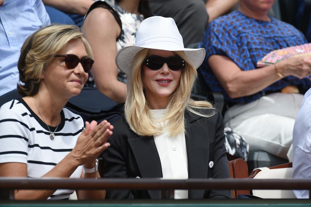 Les people à Roland-Garros : entre bâillements et baisers