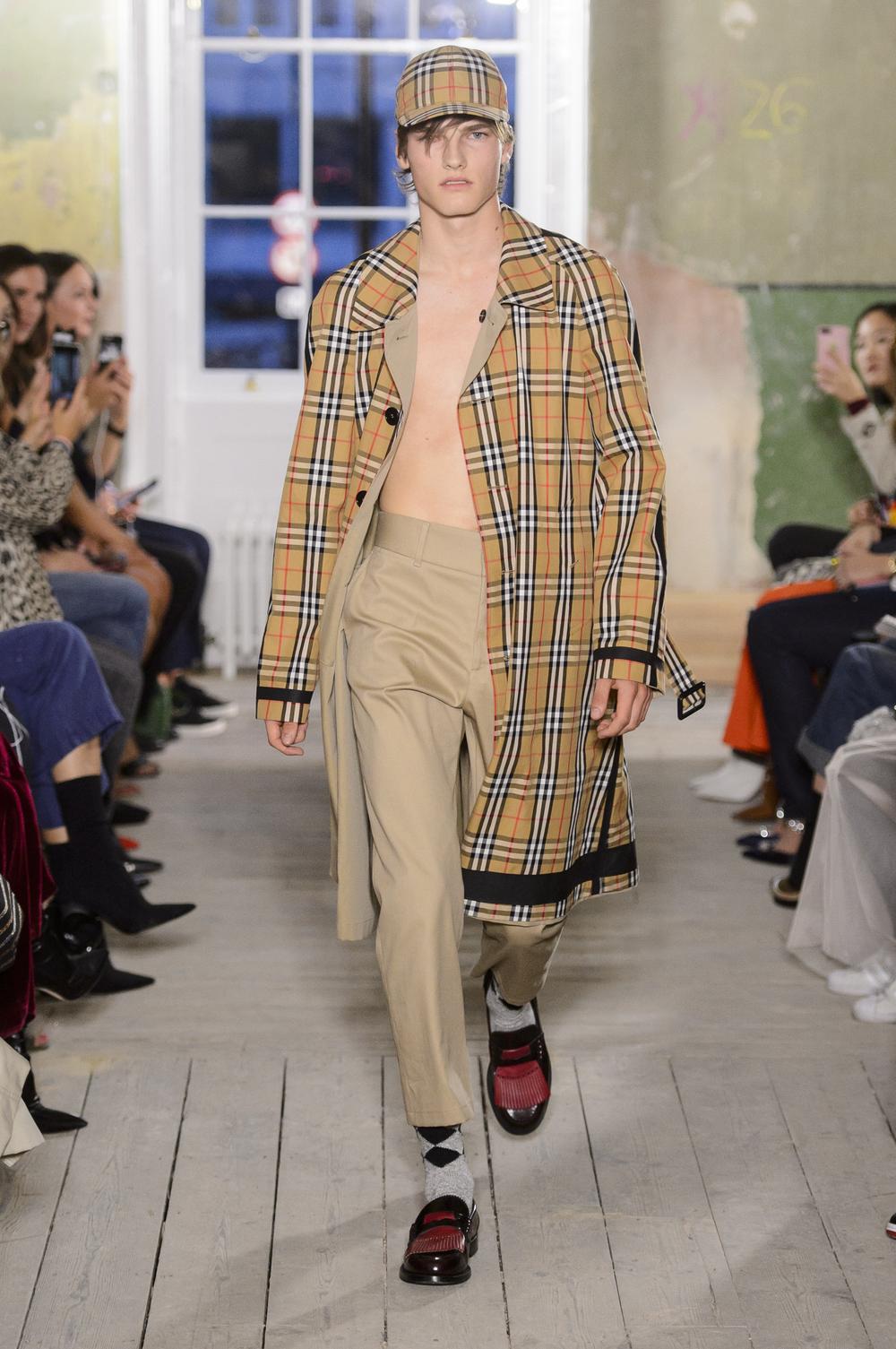 Défilé Burberry Automne-hiver 2017-2018 Prêt-à-porter