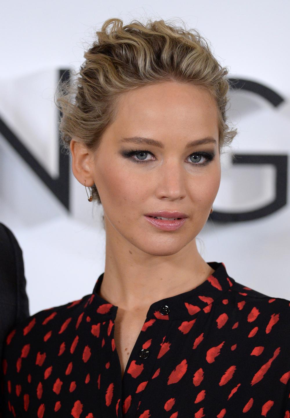 L'intense moment de solitude de Jennifer Lawrence devant les passagers ...