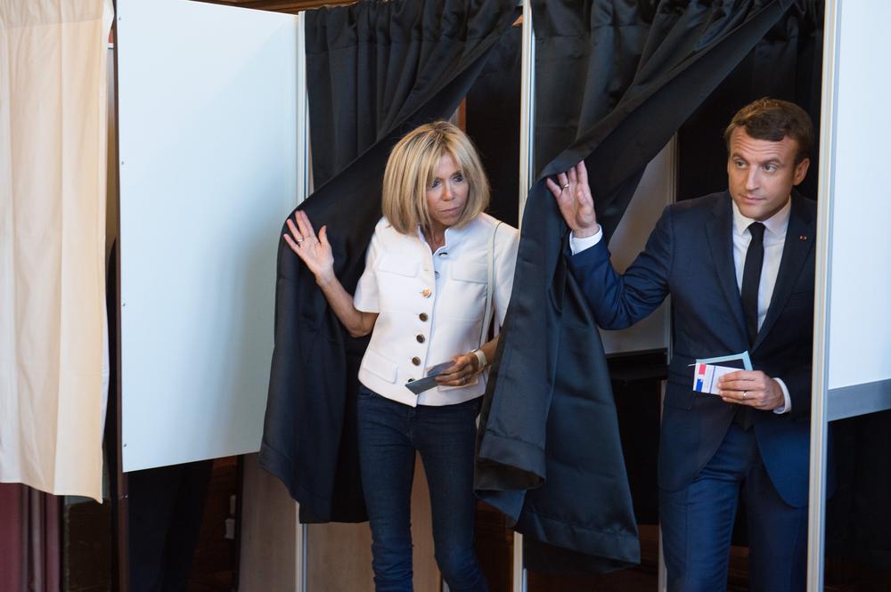 Brigitte et Emmanuel Macron : 10 ans de mariage, de l'ombre à la lumière