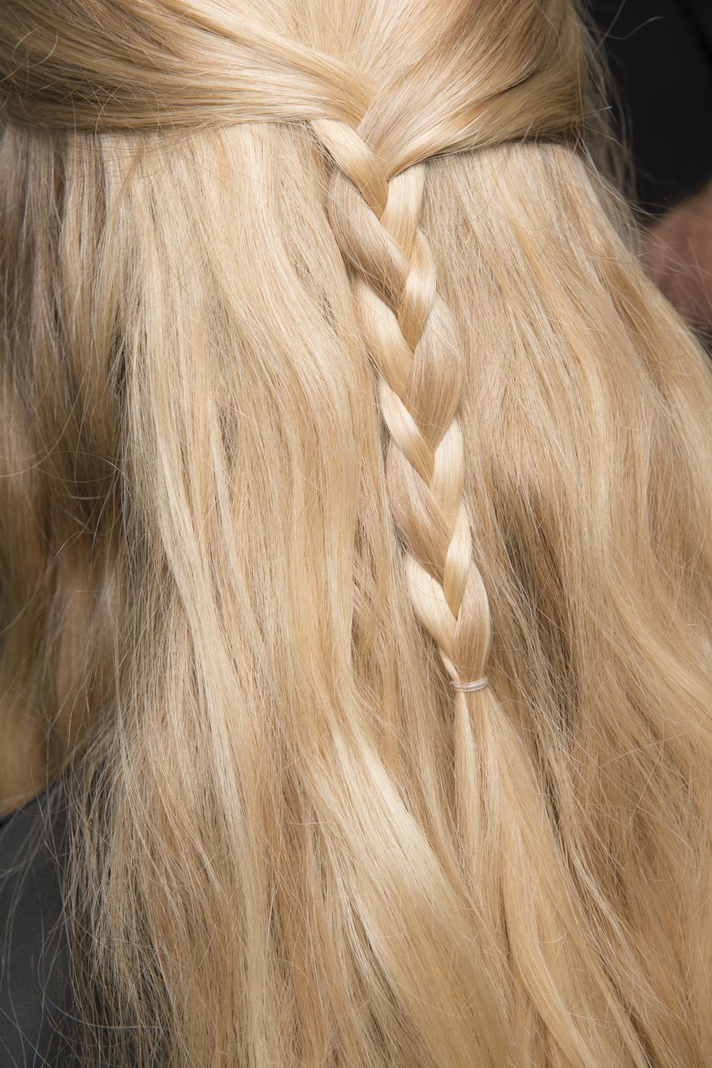 Tresse, chignon, queue de cheval : quelle coiffure facile adopter cet été