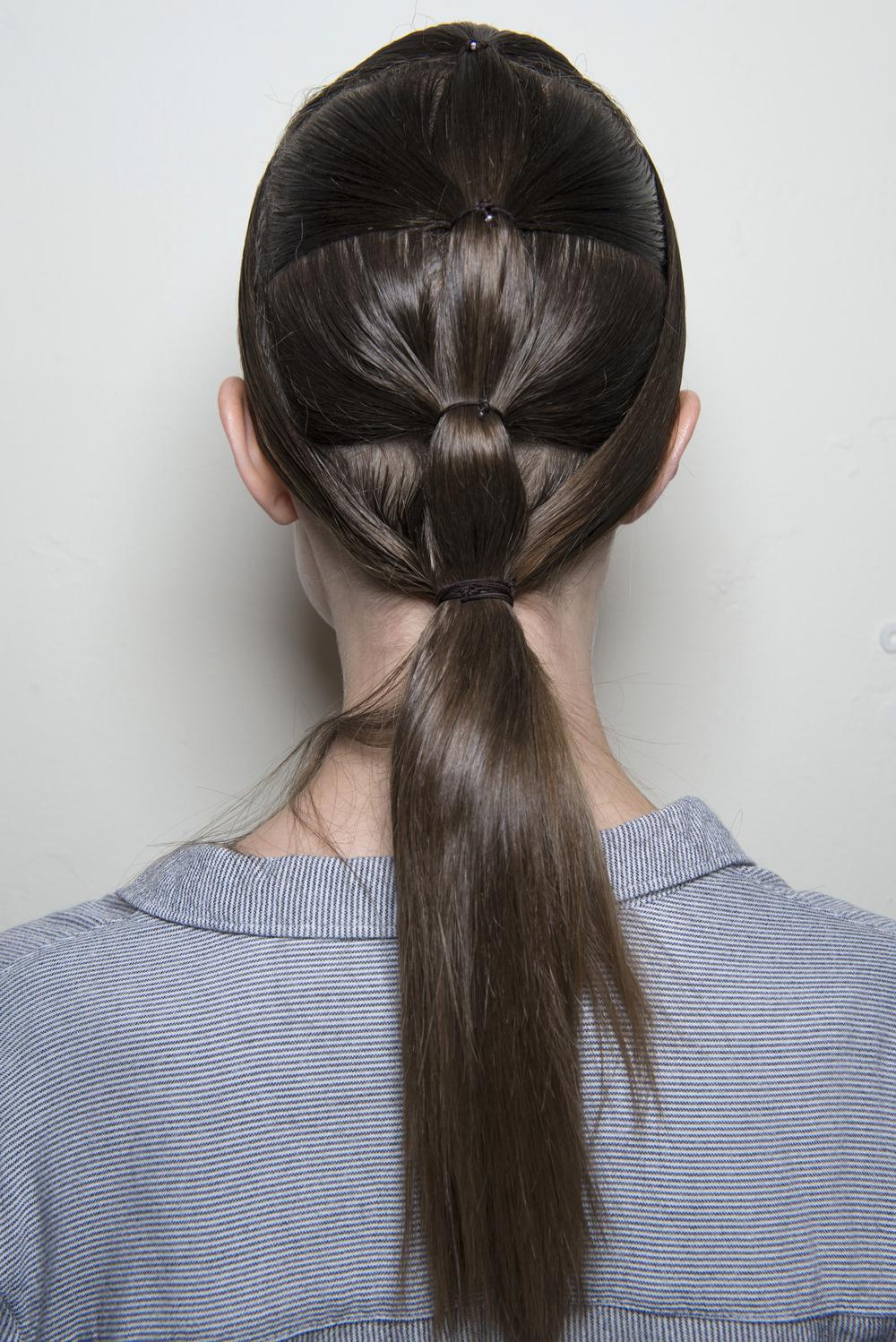 Tresse, chignon, queue de cheval : quelle coiffure facile adopter cet été