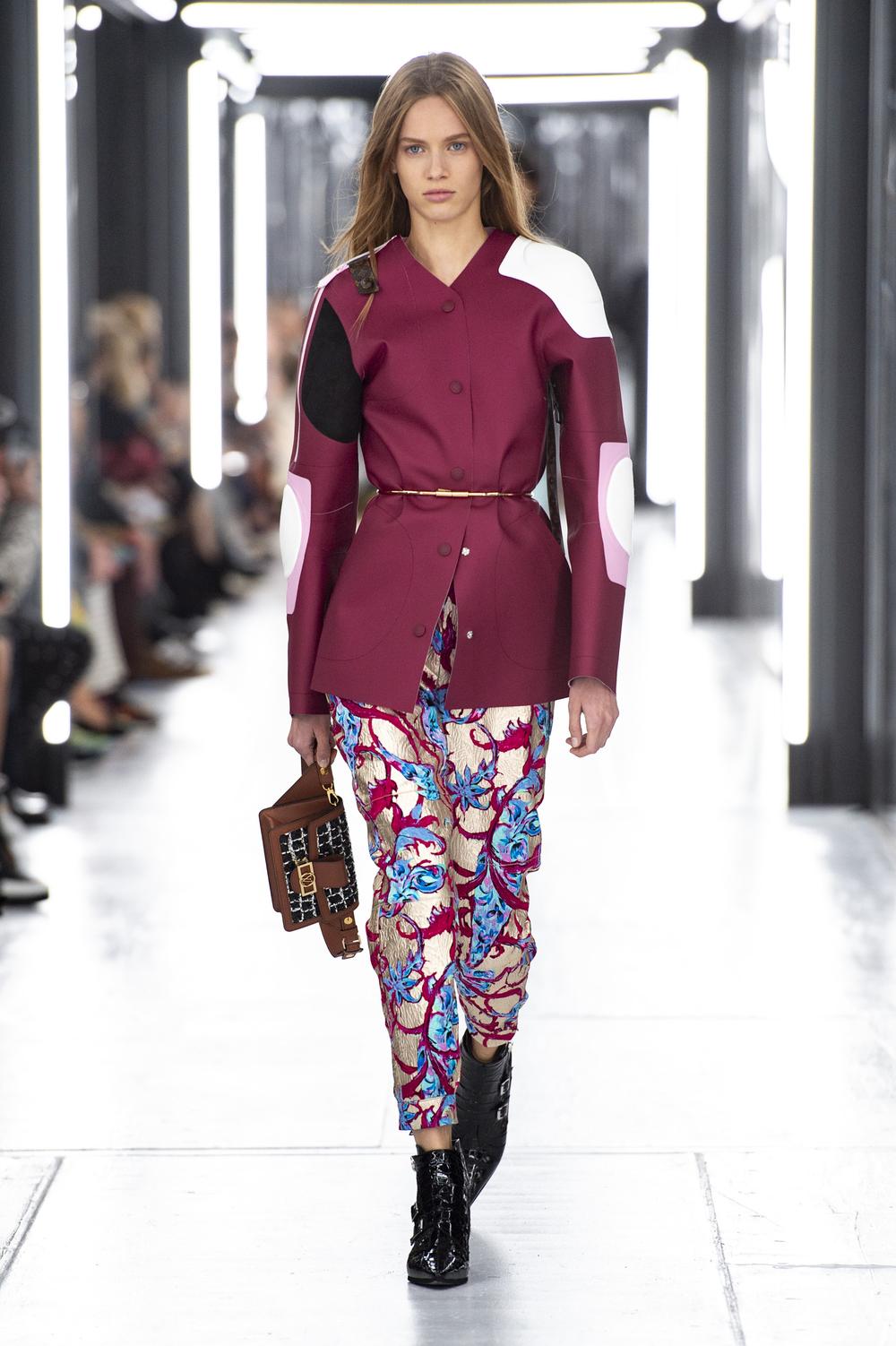 Défilé Louis Vuitton : un vestiaire qui donne le pouvoir aux femmes