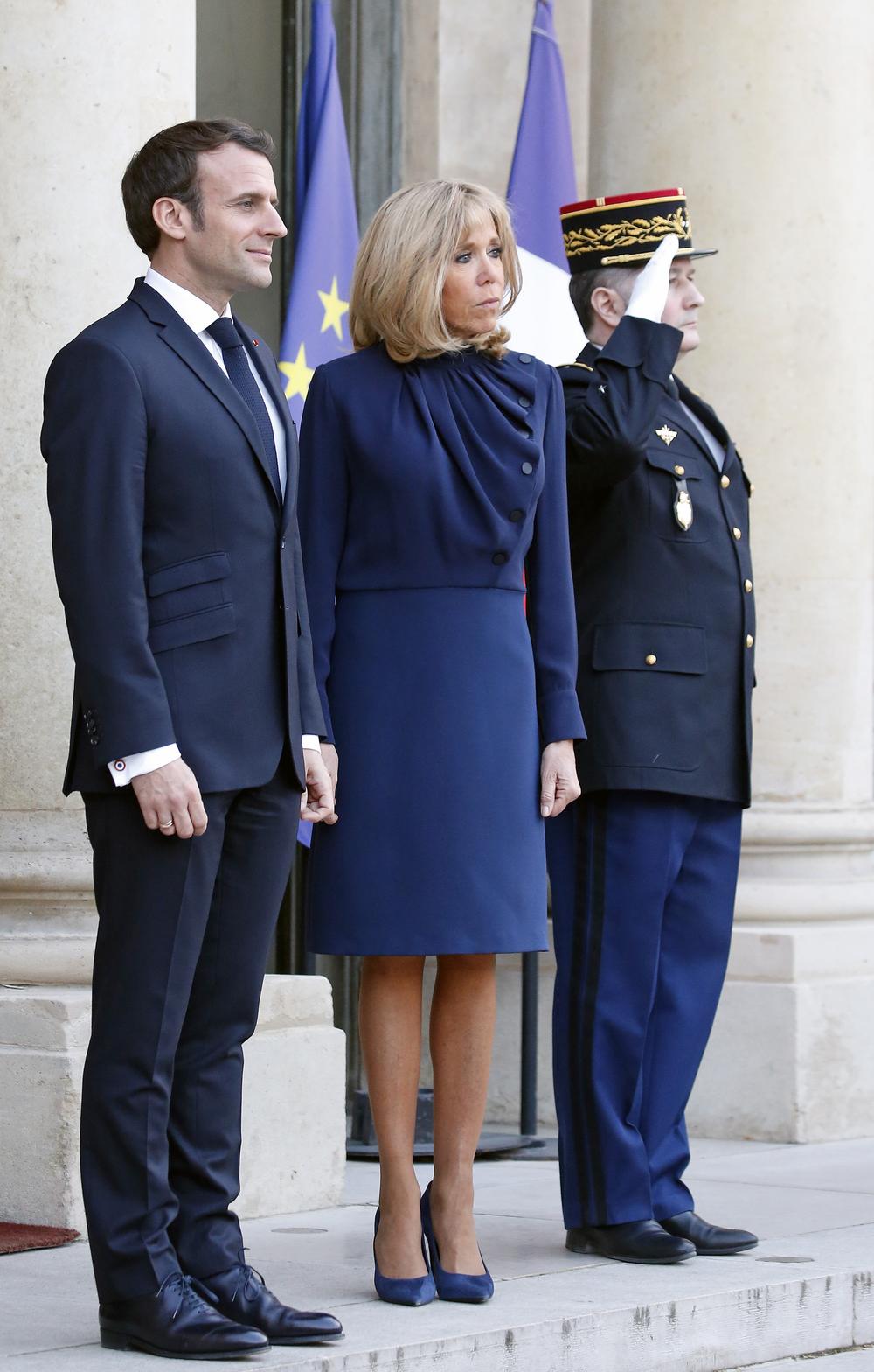 De jour comme de nuit, Brigitte Macron reste fidèle à Louis Vuitton en ...