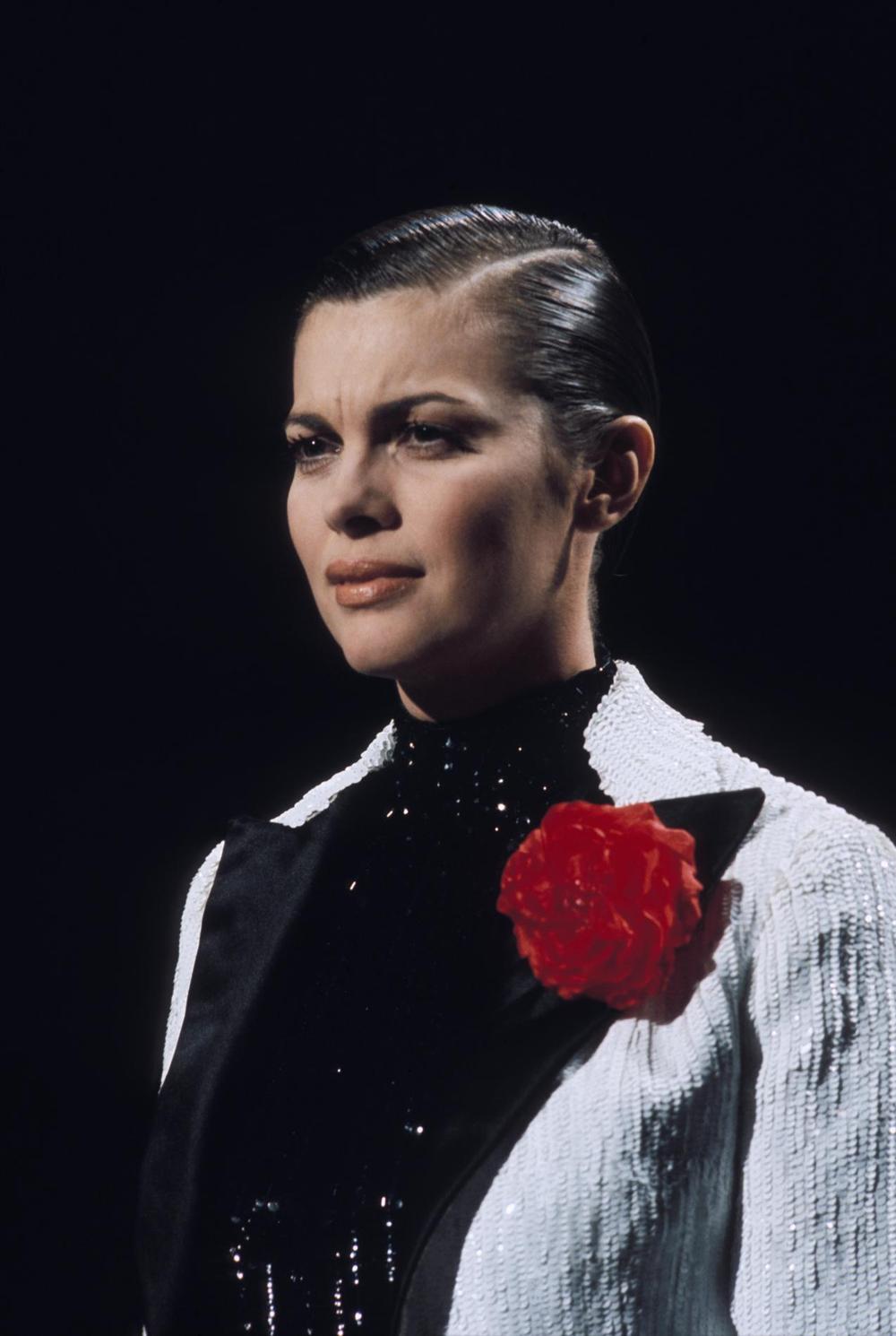 Mireille Mathieu, inspiration mode inattendue de l'été célébrée par Fendi