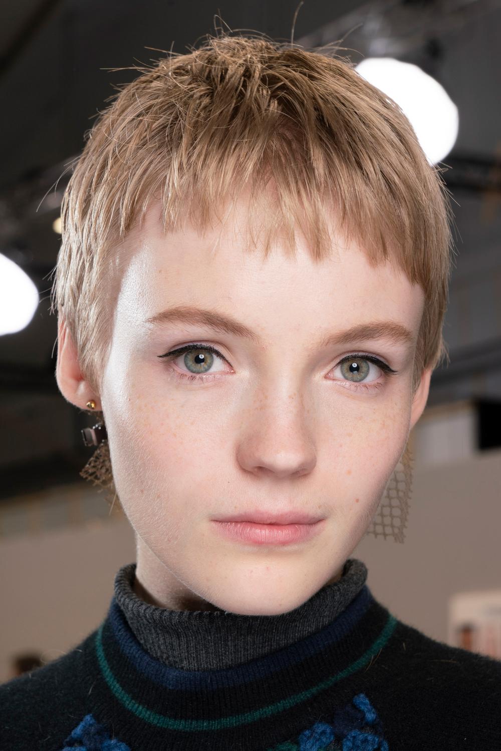 En duo ou en trio, la tresse se réinvente avec style
