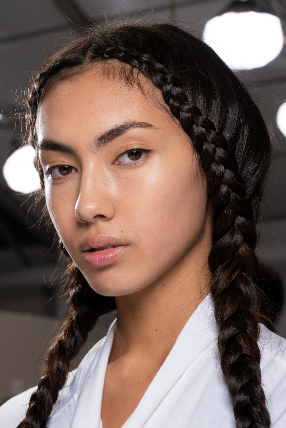 En duo ou en trio, la tresse se réinvente avec style
