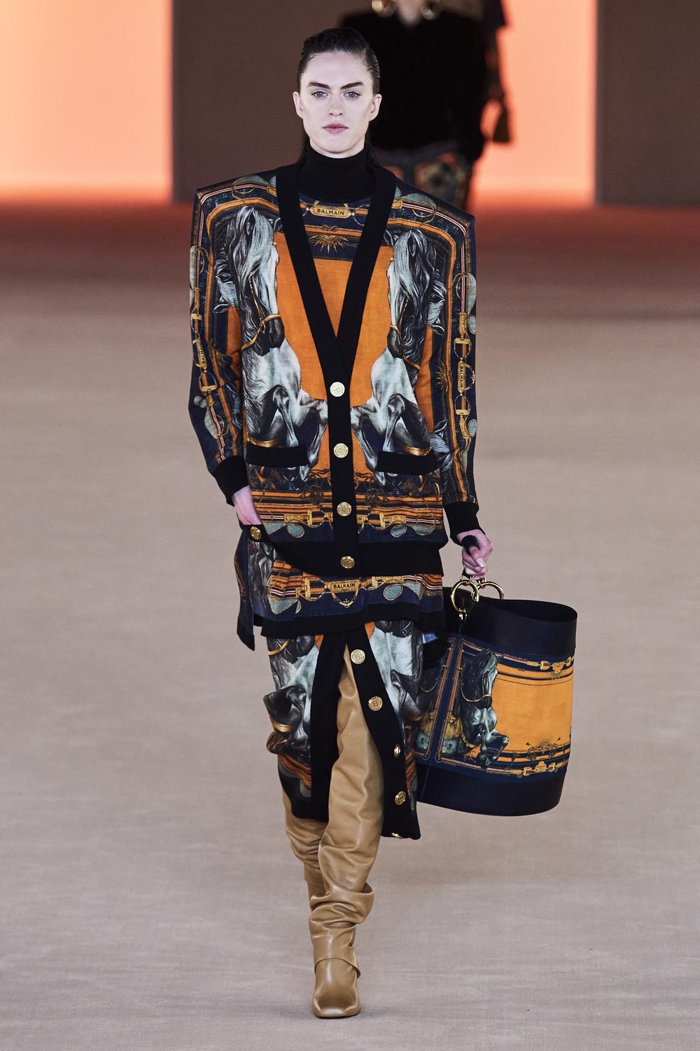 Balmain réinvente le défilé spectacle, entre grâce et croisière ...