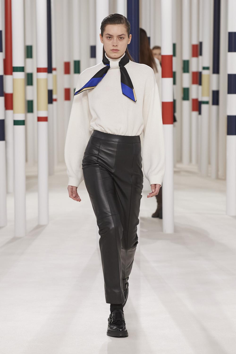 Chez Hermès, Nadège Vanhee-Cybulski signe une collection cool et ...