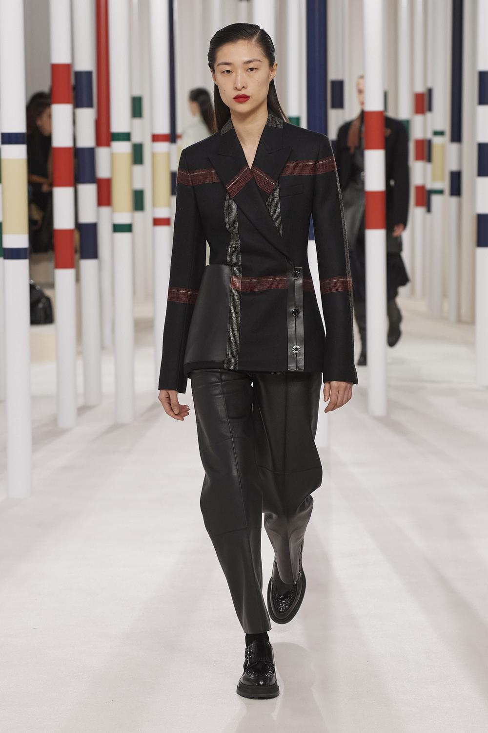 Chez Hermès, Nadège Vanhee-Cybulski signe une collection cool et ...