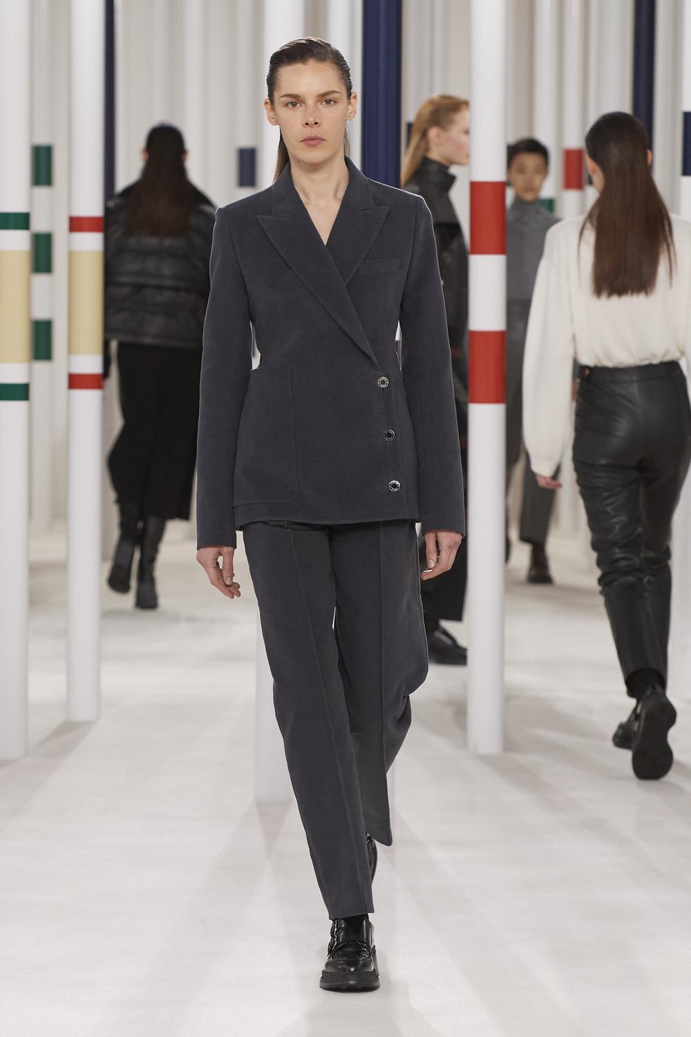 Chez Hermès, Nadège Vanhee-Cybulski signe une collection cool et ...