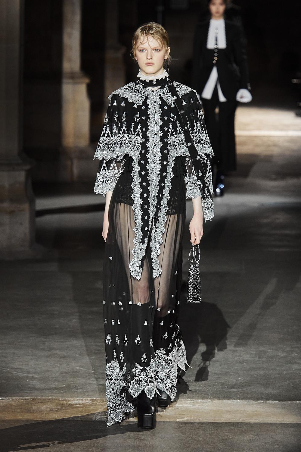 Fashion Week Paris : l'expérience mystique au défilé Paco Rabanne